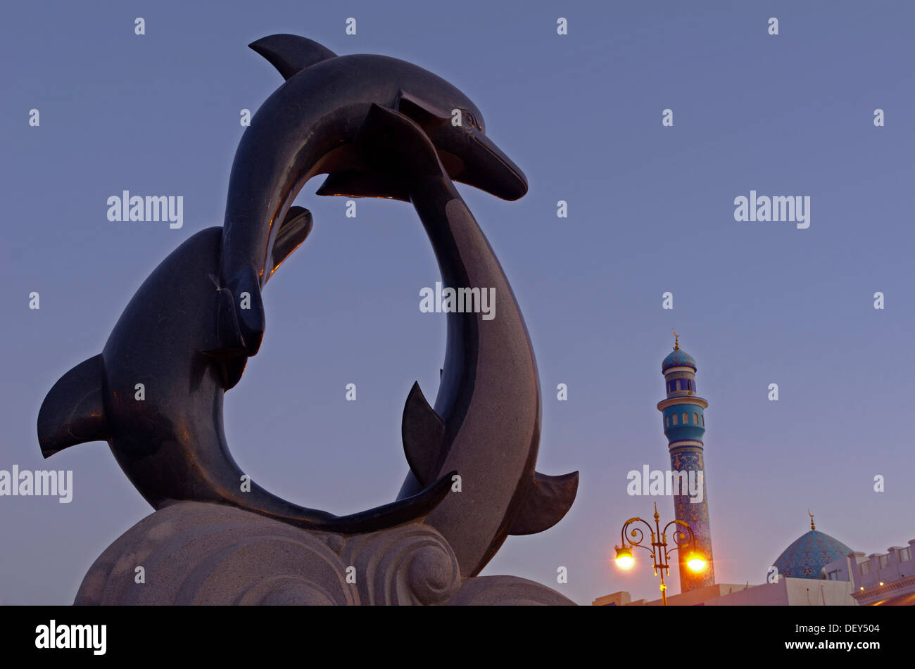 La statue de dauphin et le minaret de la mosquée Azam Rasool, Muttrah ...