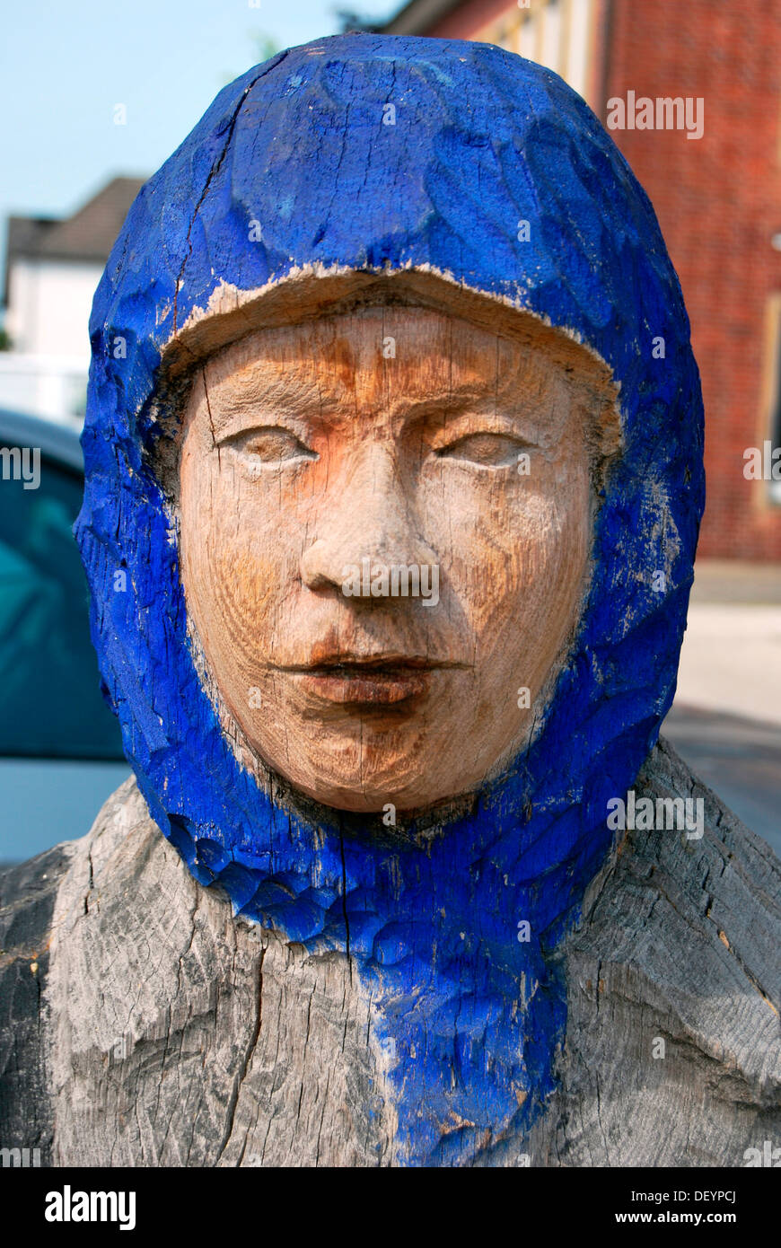 Visage d'une femme portant un foulard, sculpture en bois, l'artiste ...