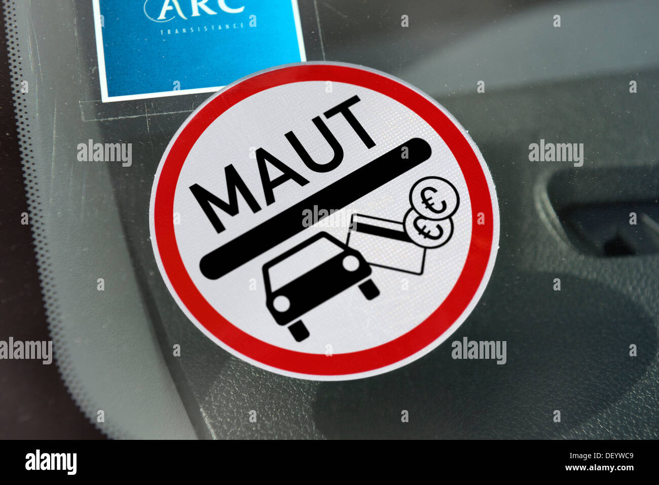 Sticker on car windscreen Banque de photographies et d’images à haute ...