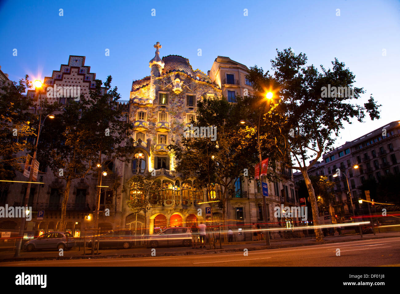 Casa batllo par antoni gaudi la nuit Banque de photographies et d’images à haute résolution - Alamy