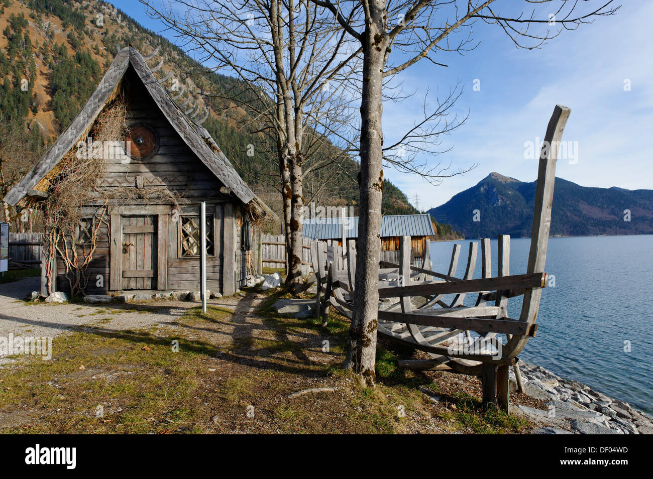 Cabane en bois dans le village viking, flocons ou le lac Walchensee lac ...
