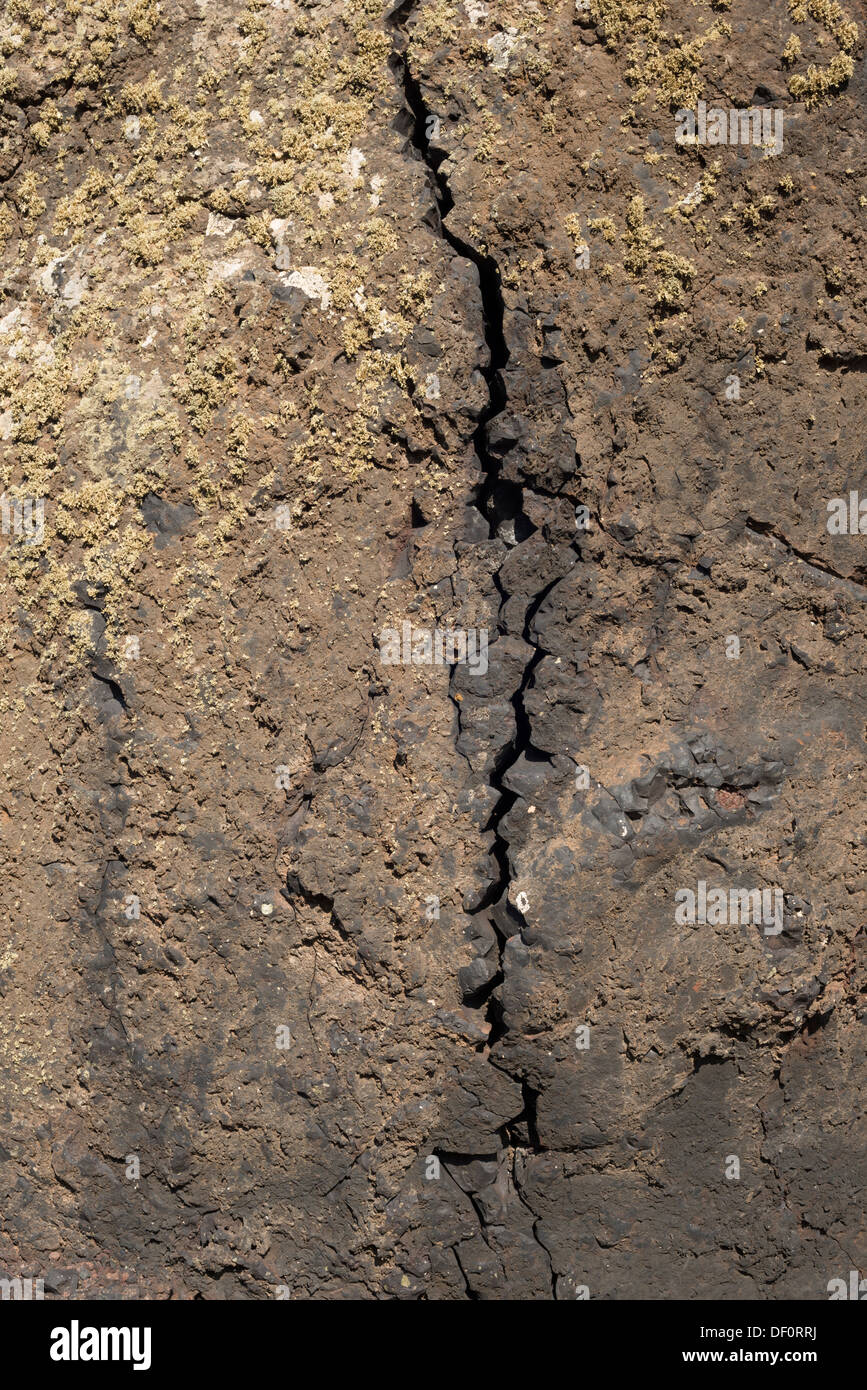 Détail d'une énorme bombe volcanique de lave vésiculeuse (2 m de chaque ...