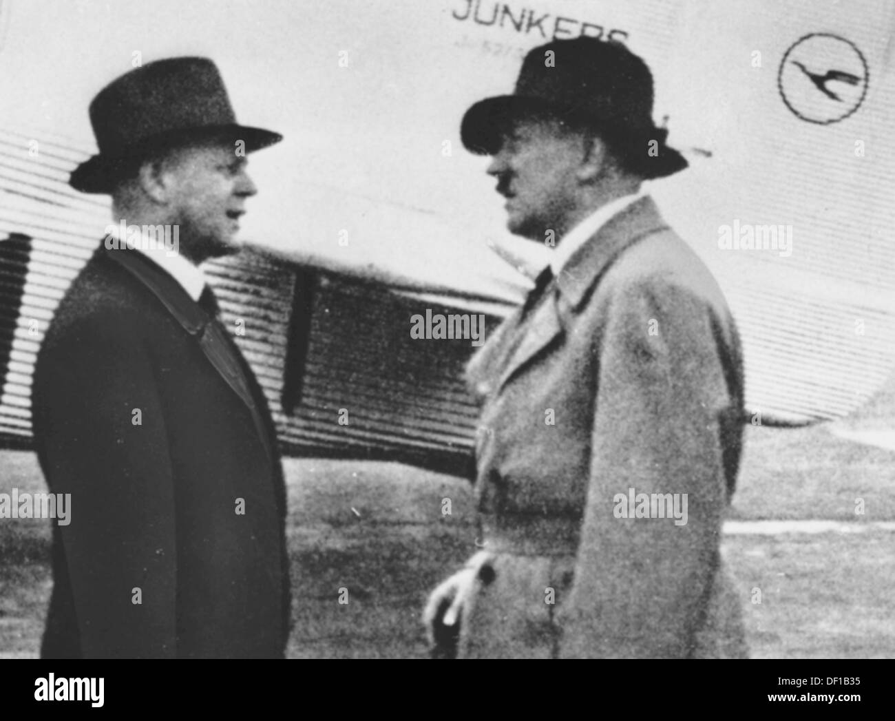 Adolf hitler in civilian clothes Banque de photographies et d’images à ...