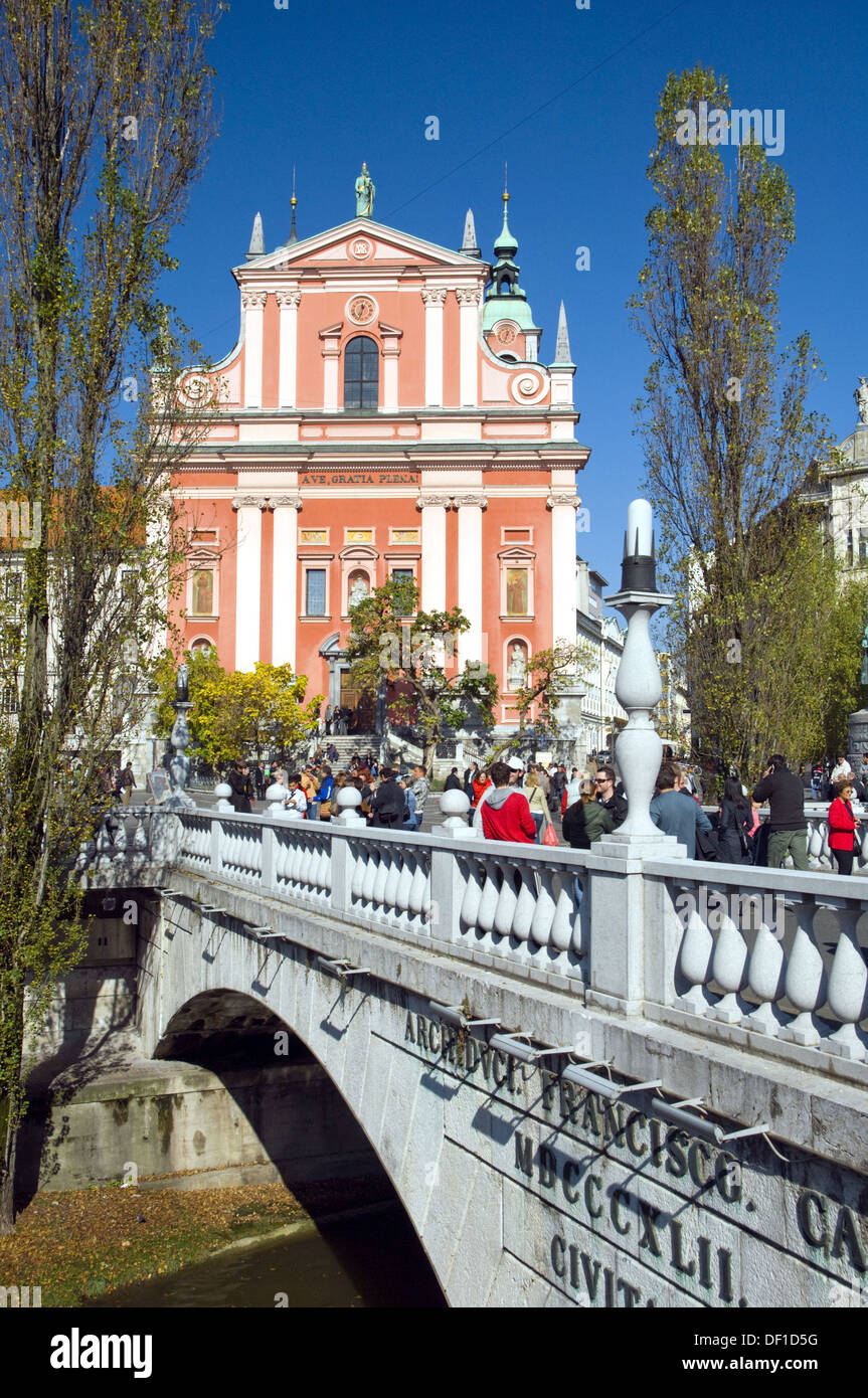 Le triple pont menant à Presernov Square et l'église de l'Annonciation ... Le triple pont menant à Presernov Square et l'église de l'Annonciation ...