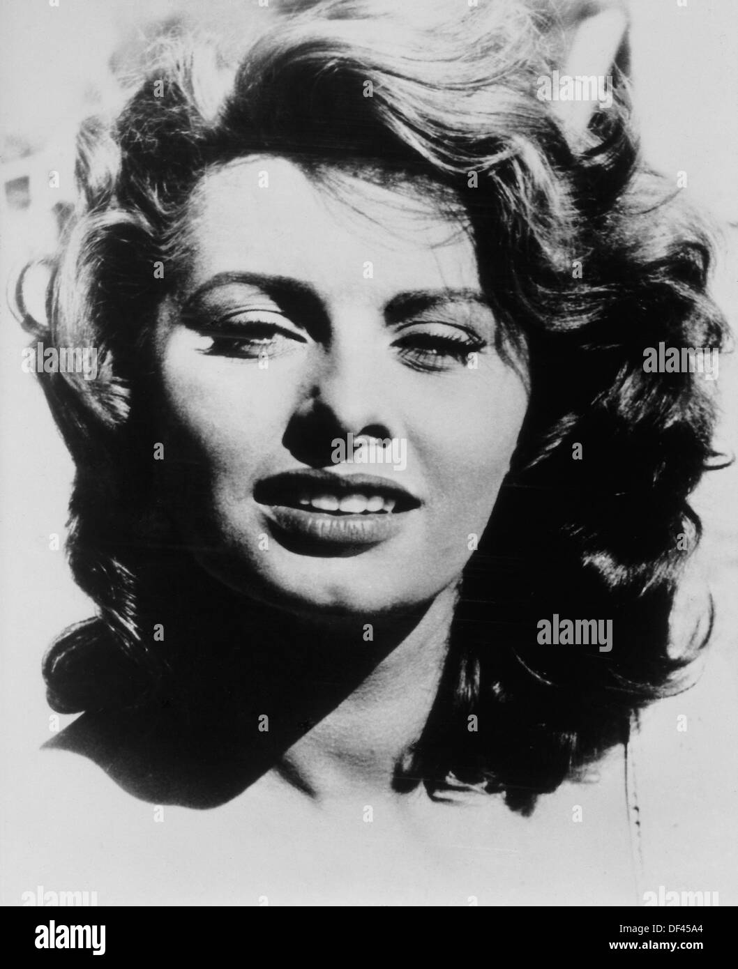 Sophia loren river girl woman Banque d'images noir et blanc - Alamy