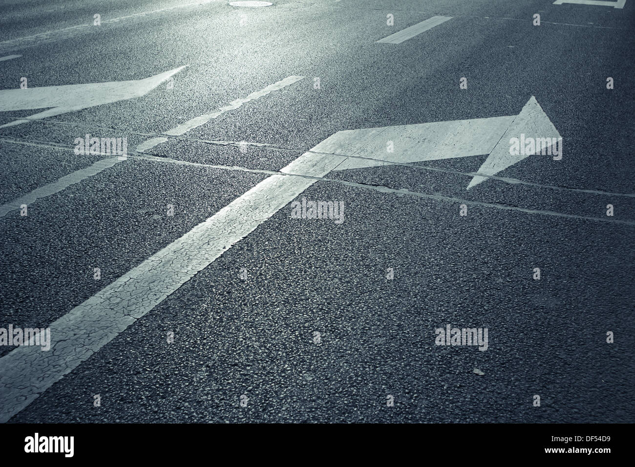 Straight on and right turn arrow Banque de photographies et d’images à ...