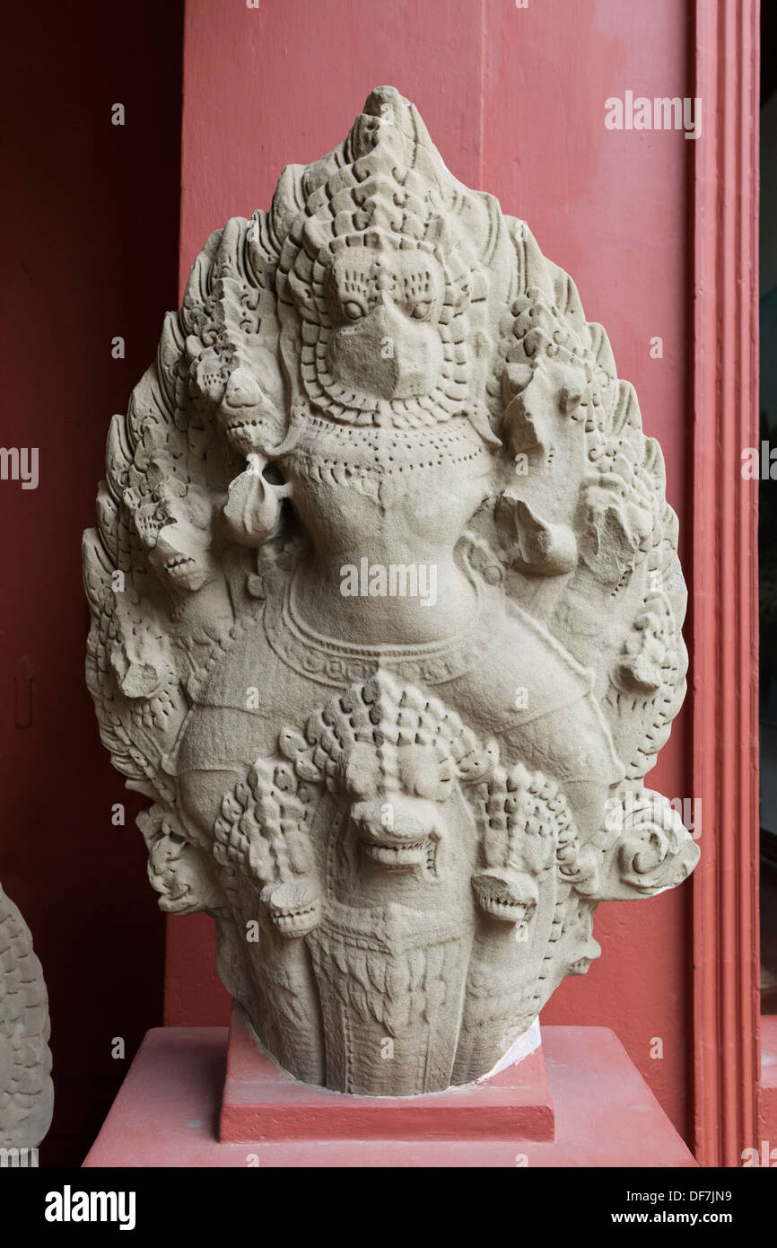 Statue of garuda cambodia Banque de photographies et d’images à haute ...