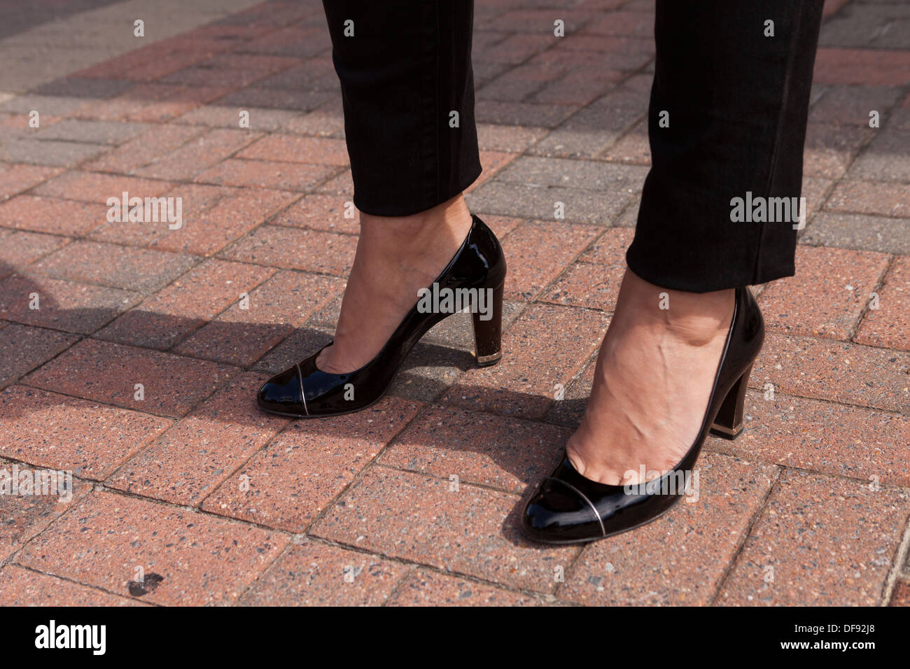 Pieds femme talons hauts Banque de photographies et d’images à haute ...