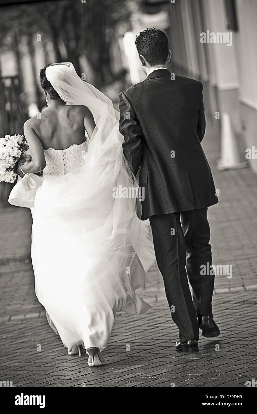 Couple de mariés de dos noir et blanc Banque de photographies et d ...