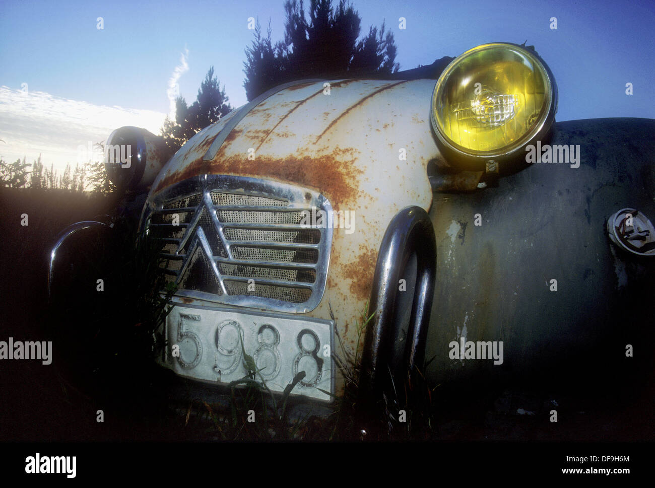 Rusty car citroen 2cv Banque de photographies et d’images à haute ...