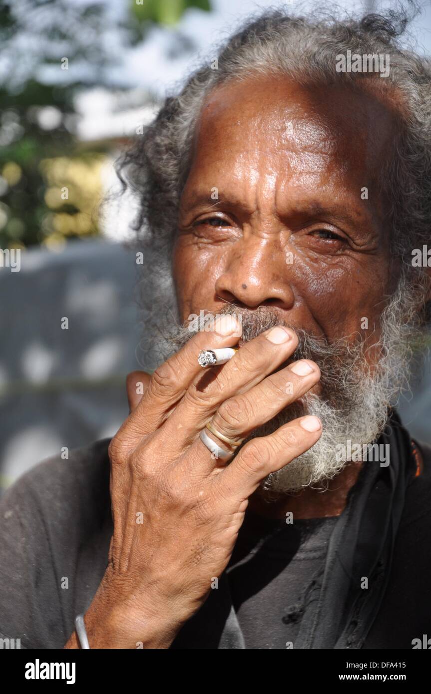 Cigarette de vieil homme Banque de photographies et d’images à haute ...