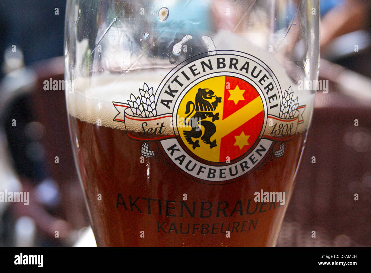Dunkles bier Banque de photographies et d’images à haute résolution - Alamy