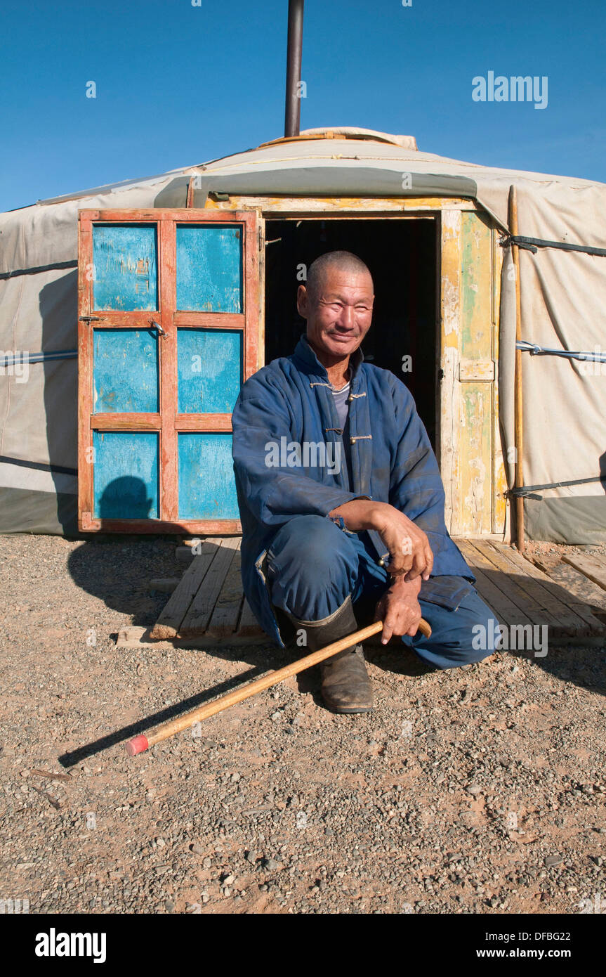 Vieux nomade mongol dans sa yourte Banque de photographies et d’images ...