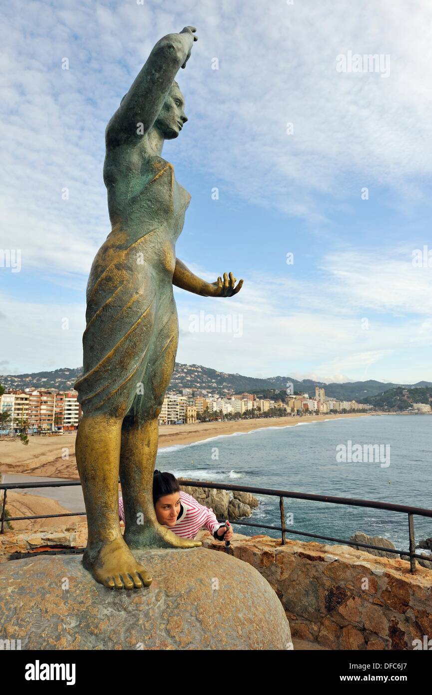 Dona Marinera, femme de pêcheur Abronze sculpture par Ernest Maragall ...
