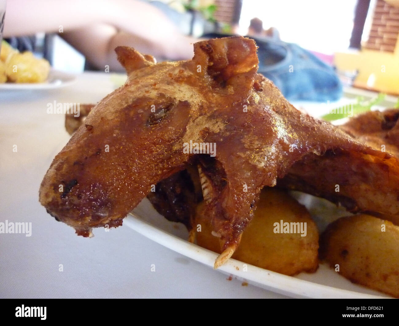 Cochon d'Inde (Cuy) servi dans un restaurant au Pérou Photo Stock - Alamy