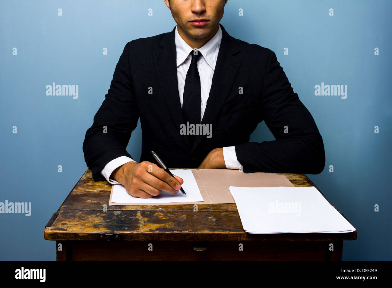 Signature contrat homme noir Banque de photographies et d’images à ...