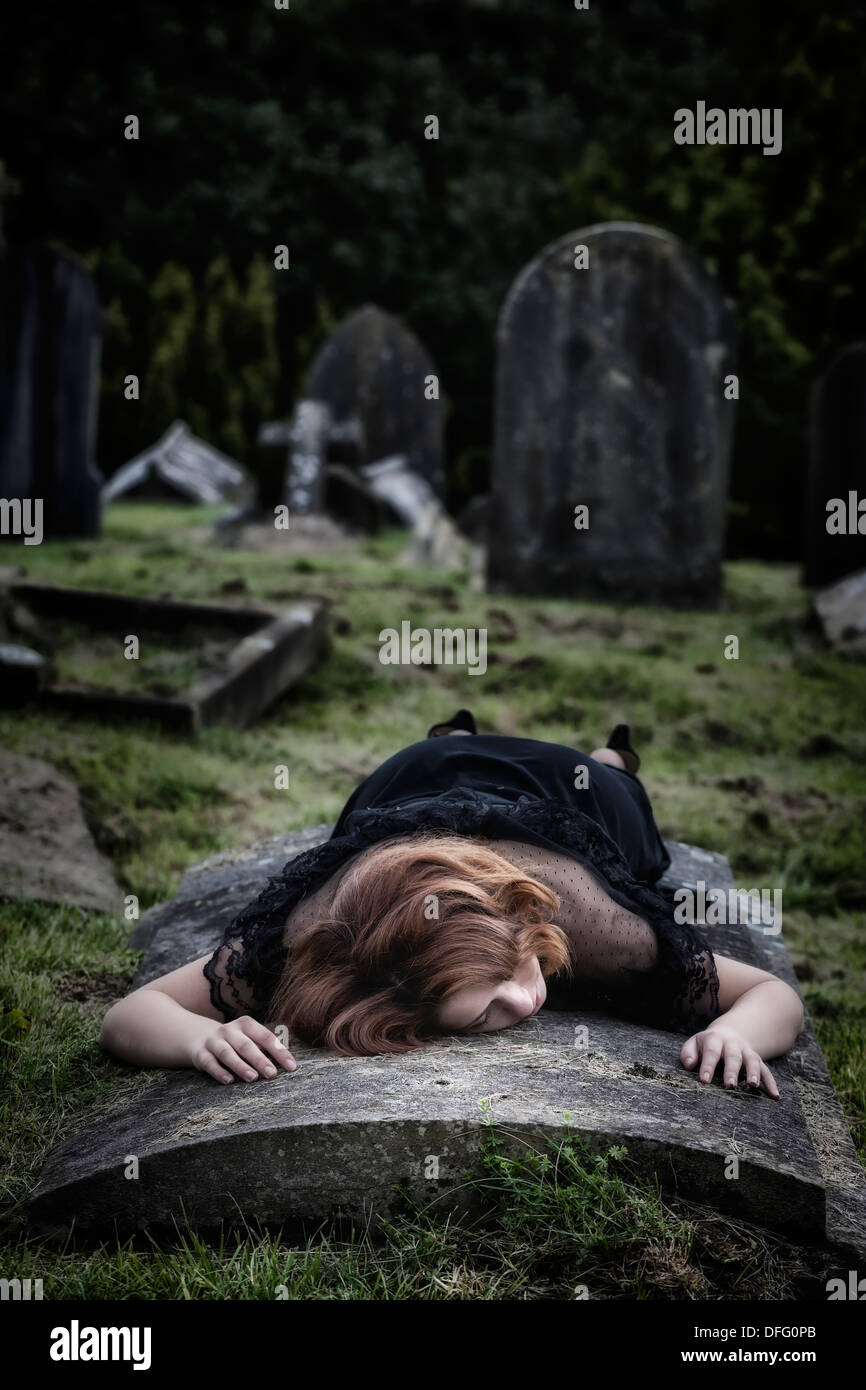 Femme morte gisant sur le sol Banque de photographies et d’images à ...