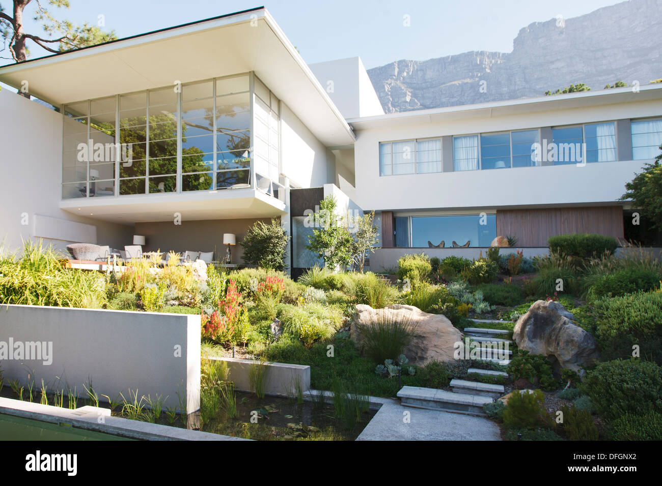 Aménagement paysager devant maison Banque de photographies et d’images ...