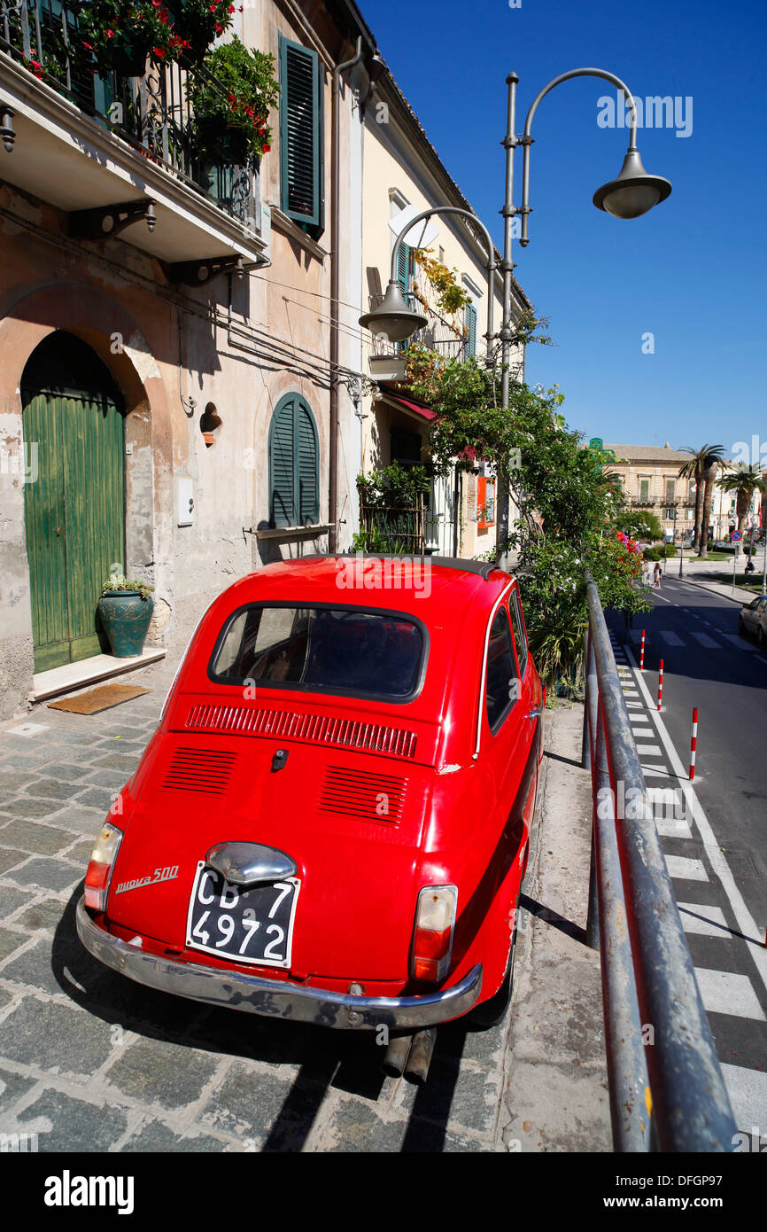 Une Fiat Cinquecento 500 rouge garée à Vasto, en Italie Photo Stock - Alamy