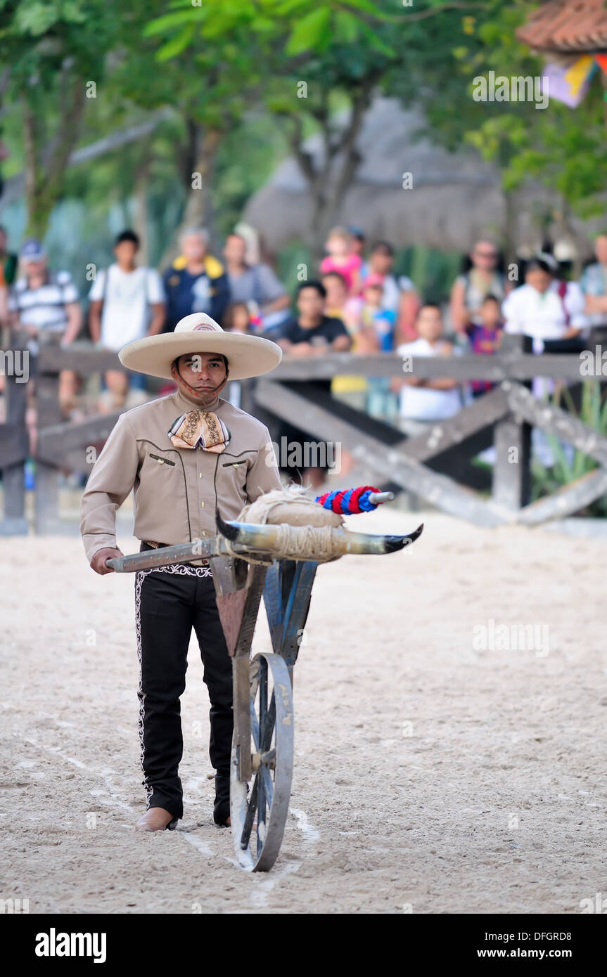 L'homme en costume traditionnel mexicain avec des cornes de taureau ...