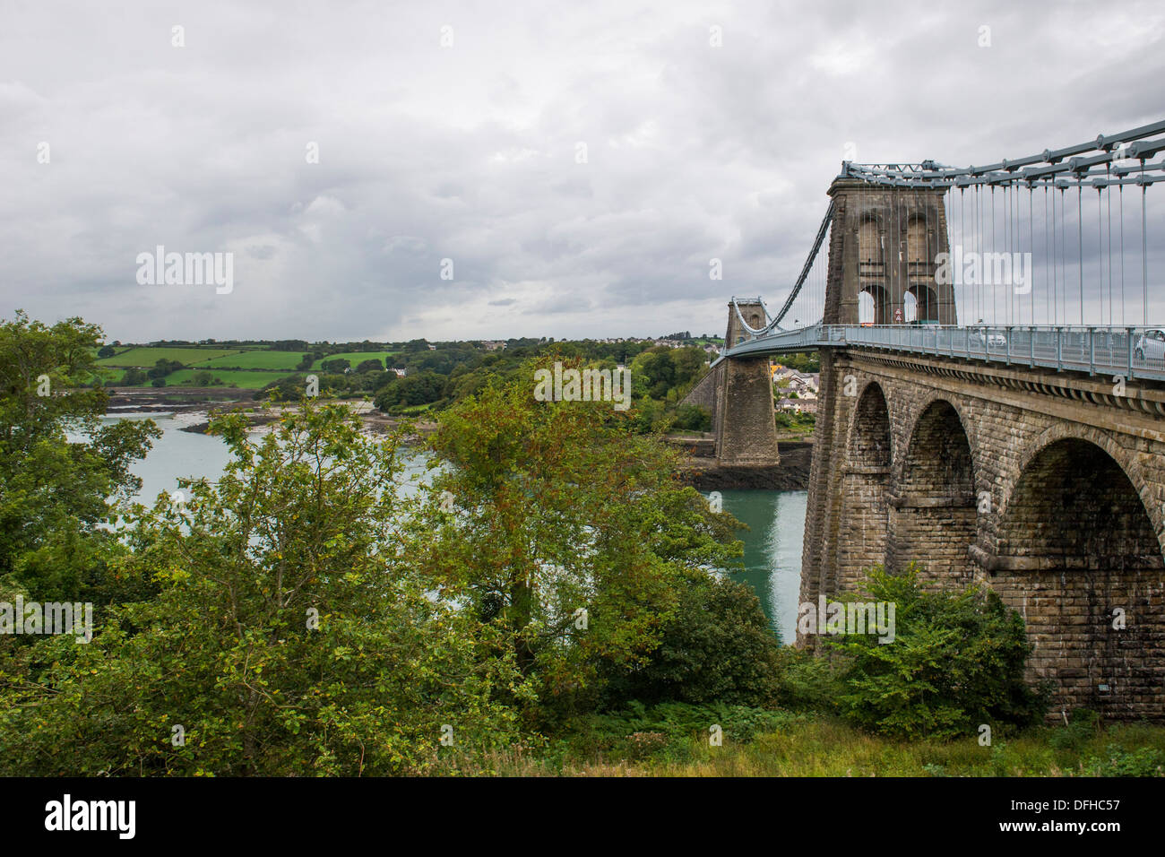 Le Pont Suspendu de Menai, qui relie le continent au nord du Pays de ...