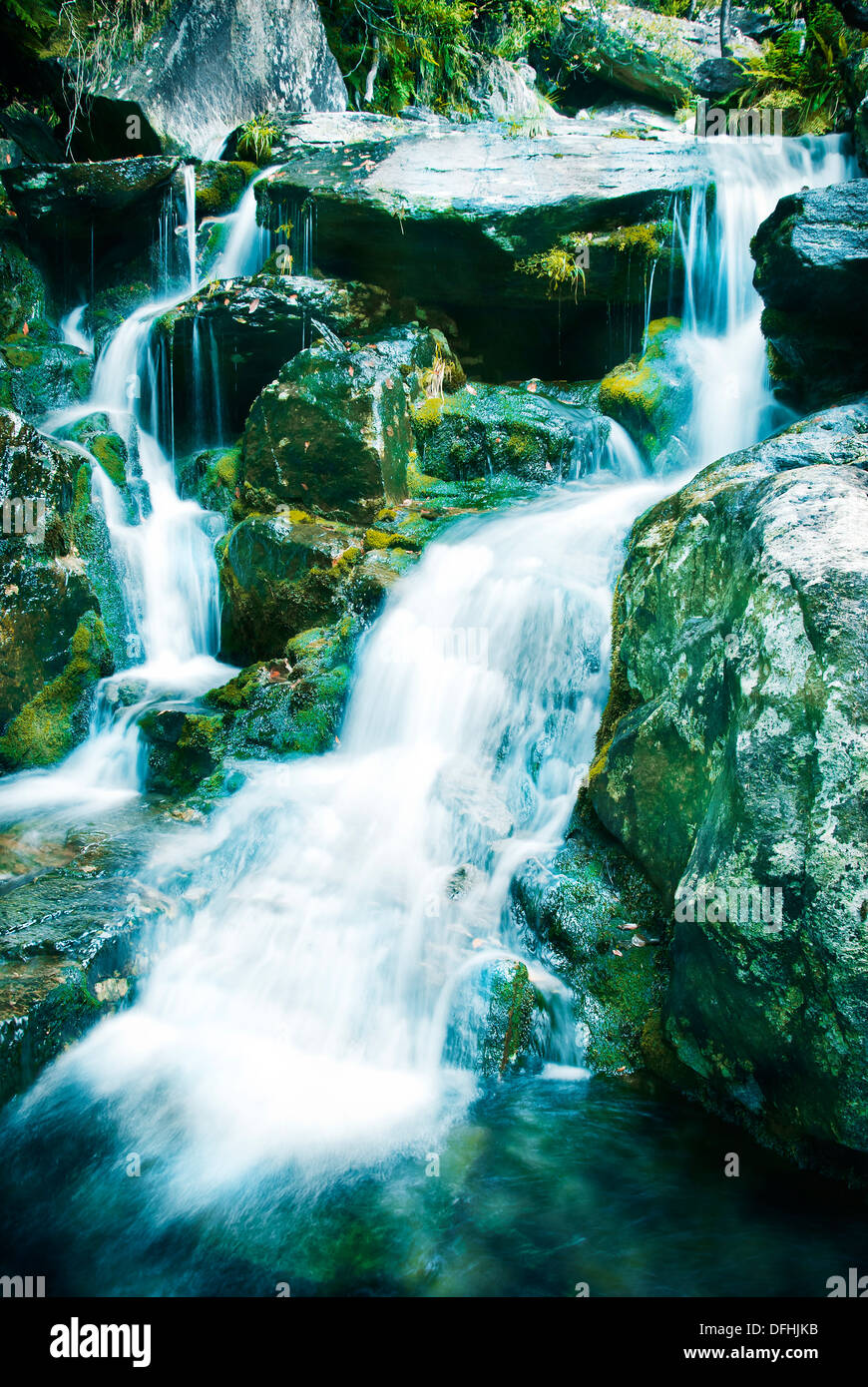 Torrent de l'eau dans la rivière qui descend de la montagne Banque D ...