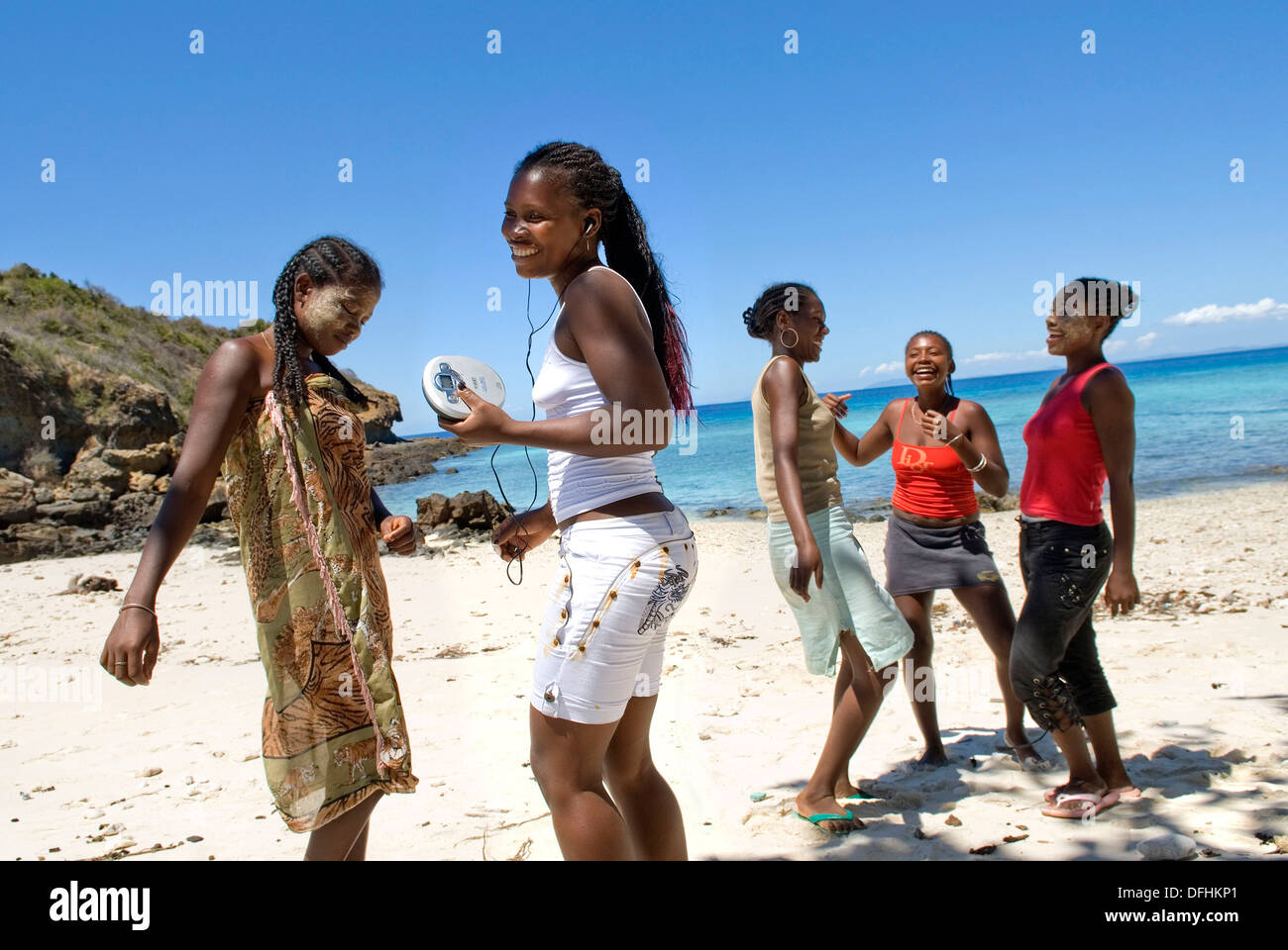 Les jeunes filles malgaches danse sur la plage, île, archipel Mitsio ...