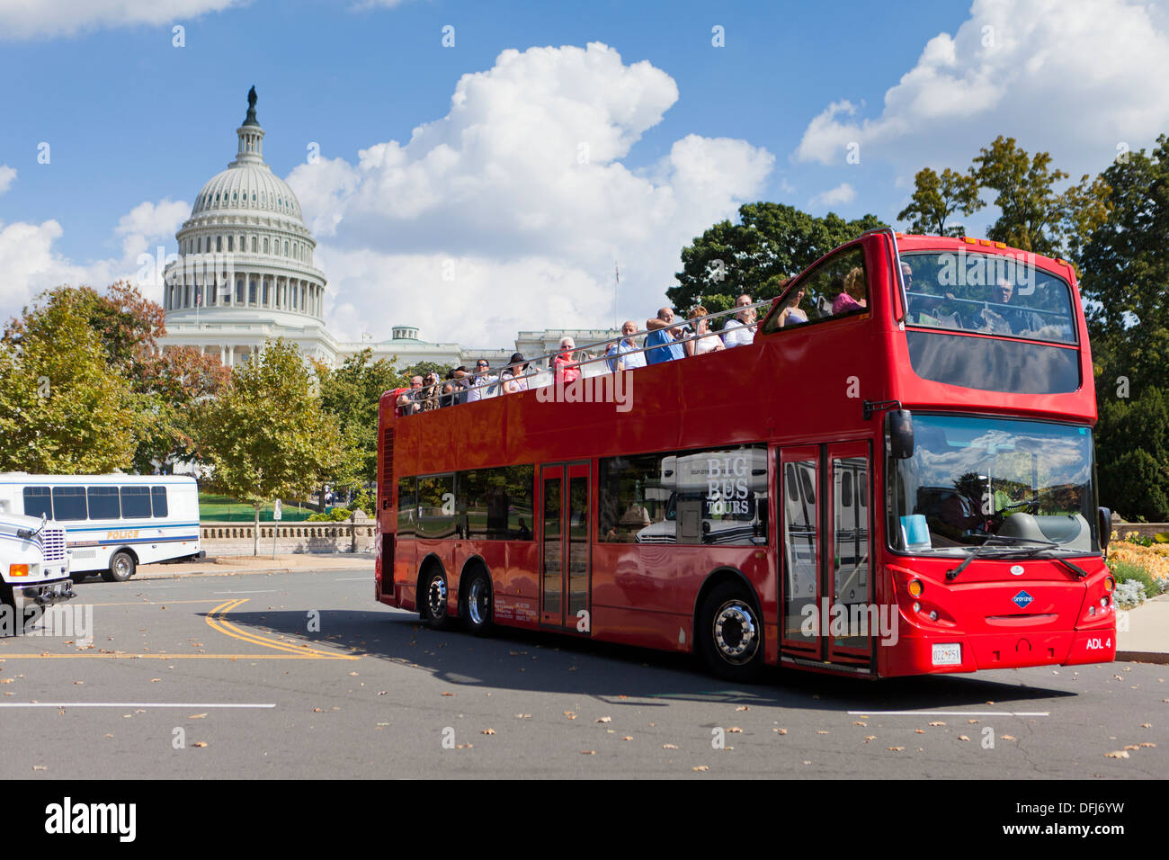 Bus rouge ouvert Banque de photographies et d’images à haute résolution ...