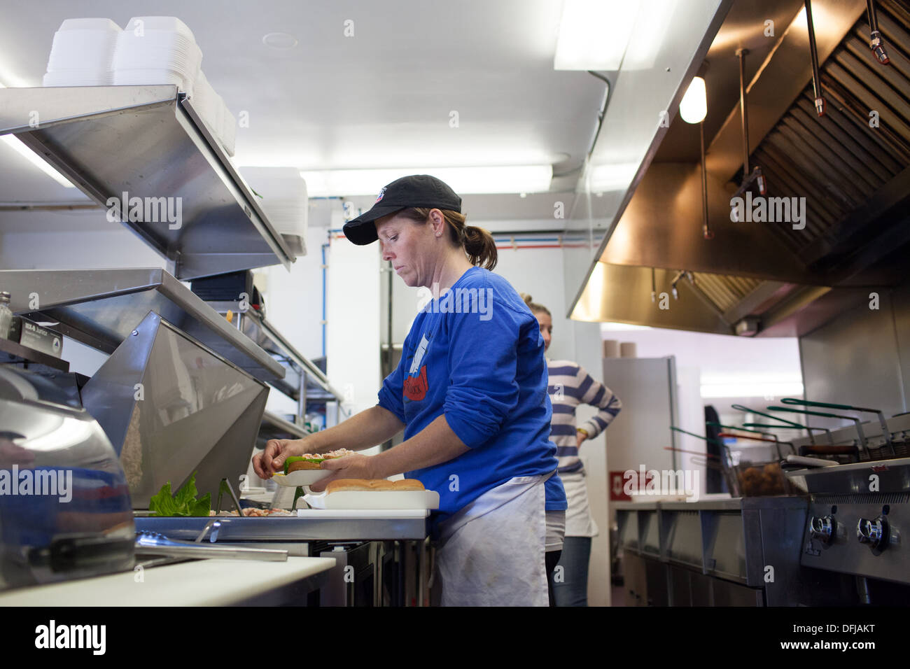 Susan Tierney prépare un rouleau de homard à l'intérieur de la cuisine ...