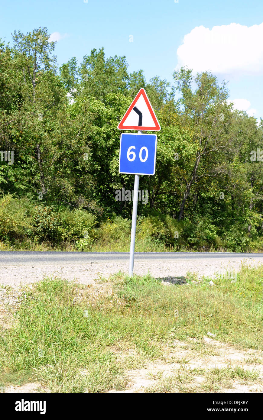 Symbole De Trafic Pour Route Courbe Devant Banque d'image et photos - Alamy