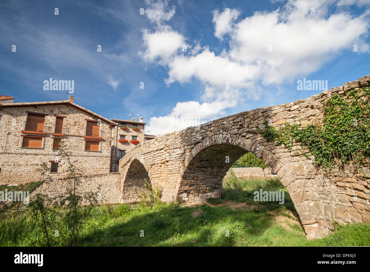 Pont médiéval dans le village de Monreal, Navarra, Espagne Photo Stock ...