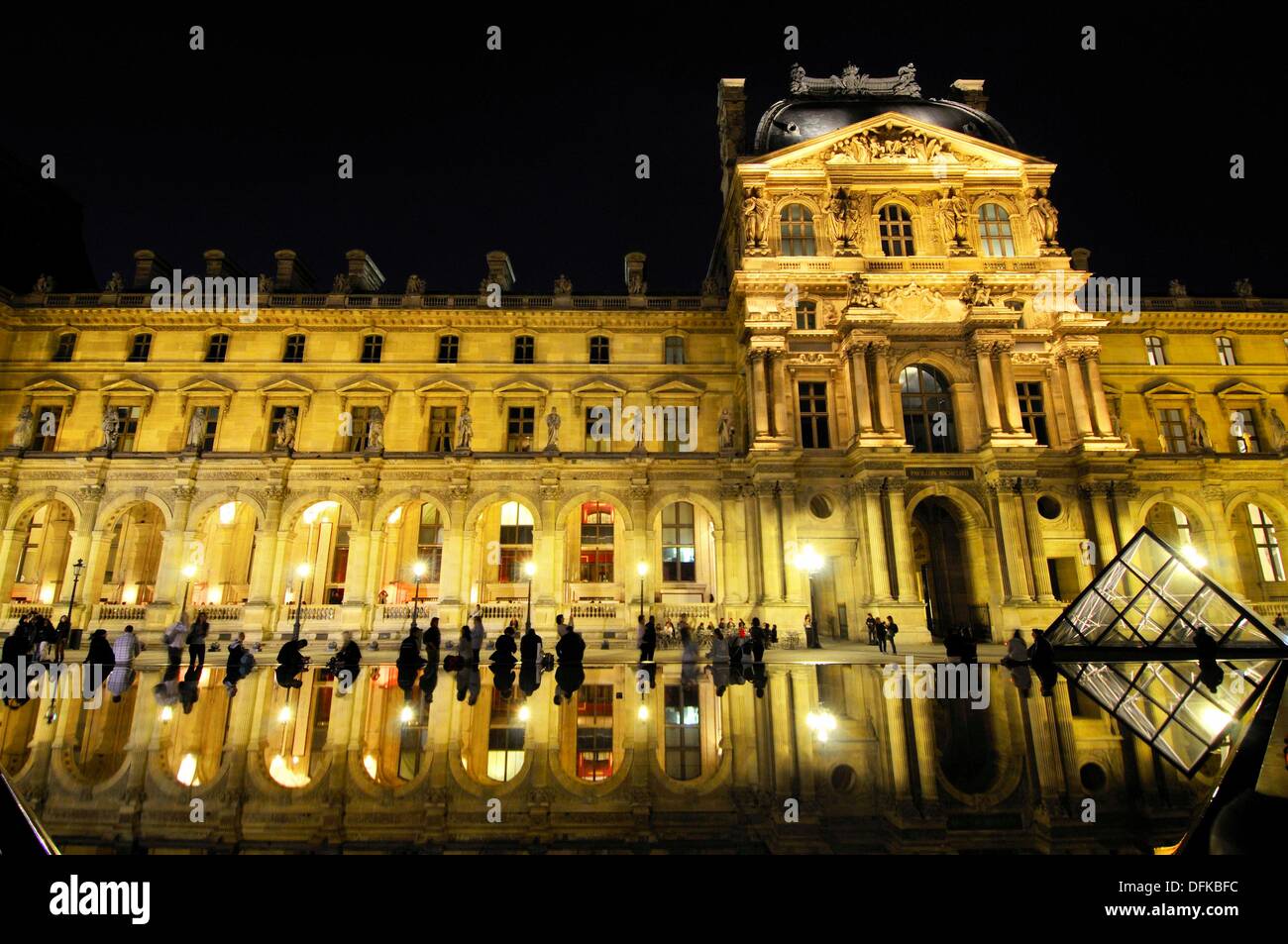 Cour napoleon louvre Banque de photographies et d’images à haute ...