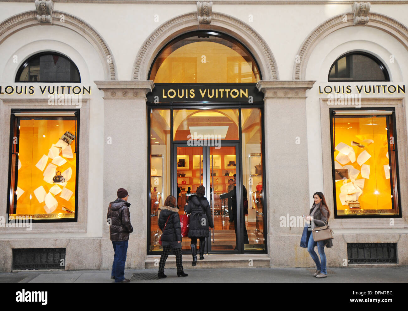 Italy milan louis vuitton store Banque de photographies et d’images à ...