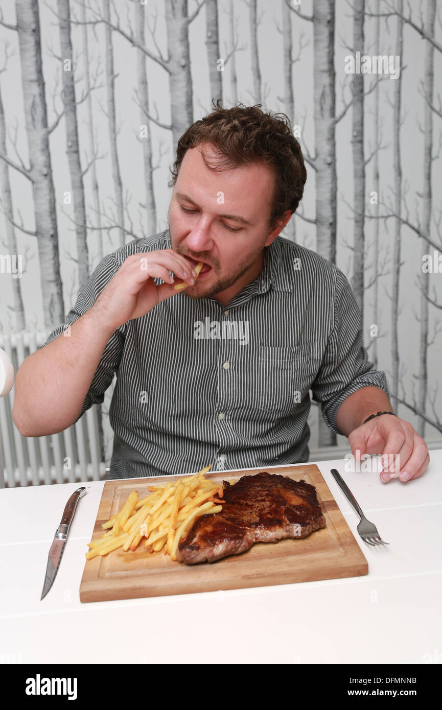 Manger un steak Banque de photographies et d’images à haute résolution ...