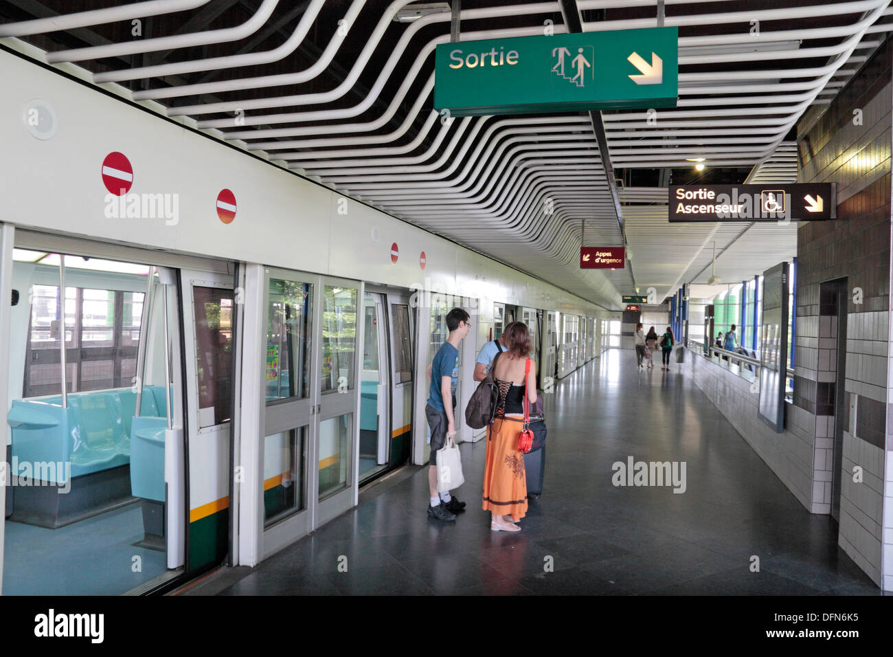 Vue générale d'une plate-forme de passagers sur le métro de Lille ...