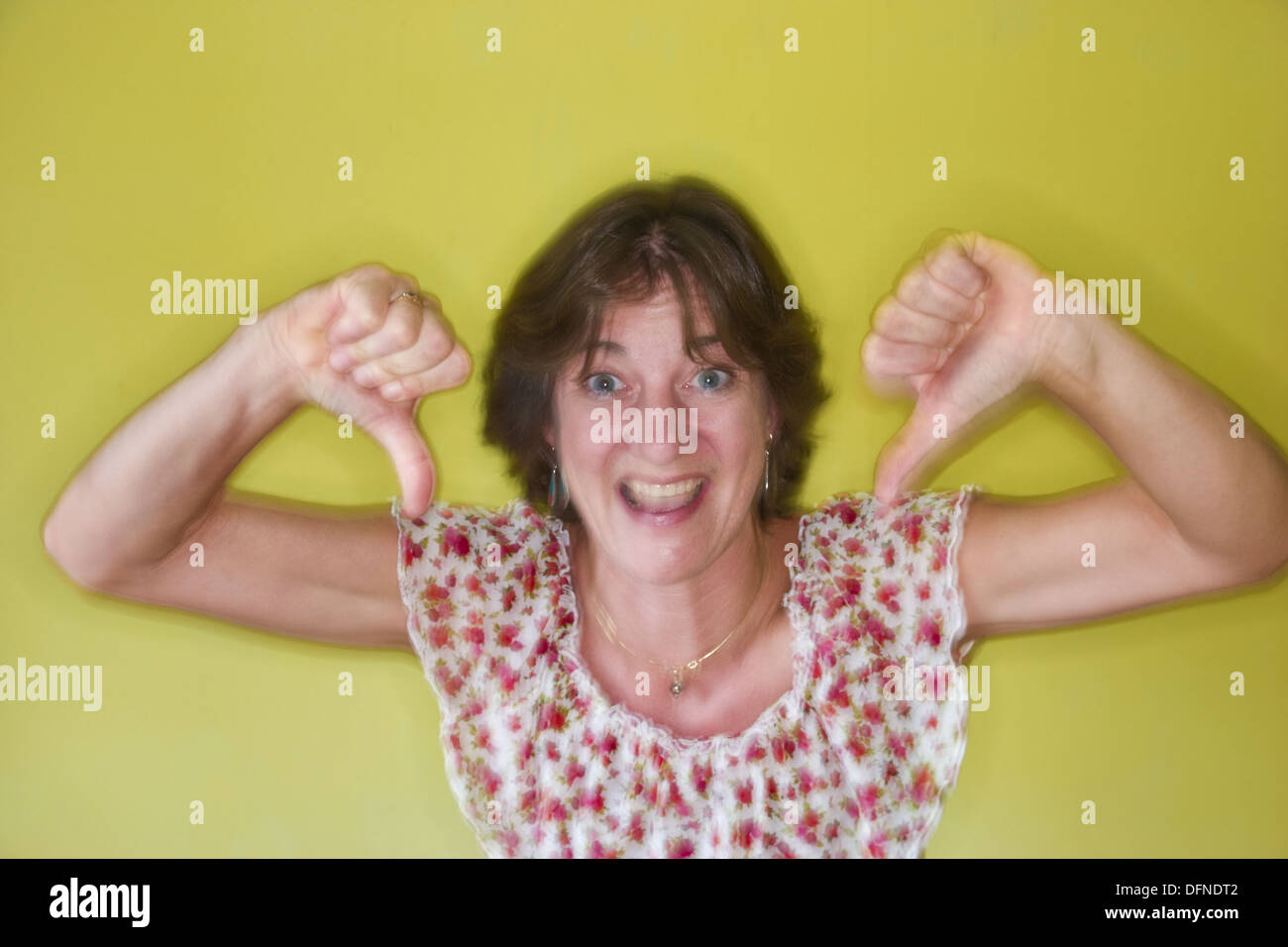 Personne faisant un pouce vers le bas Banque de photographies et d ...