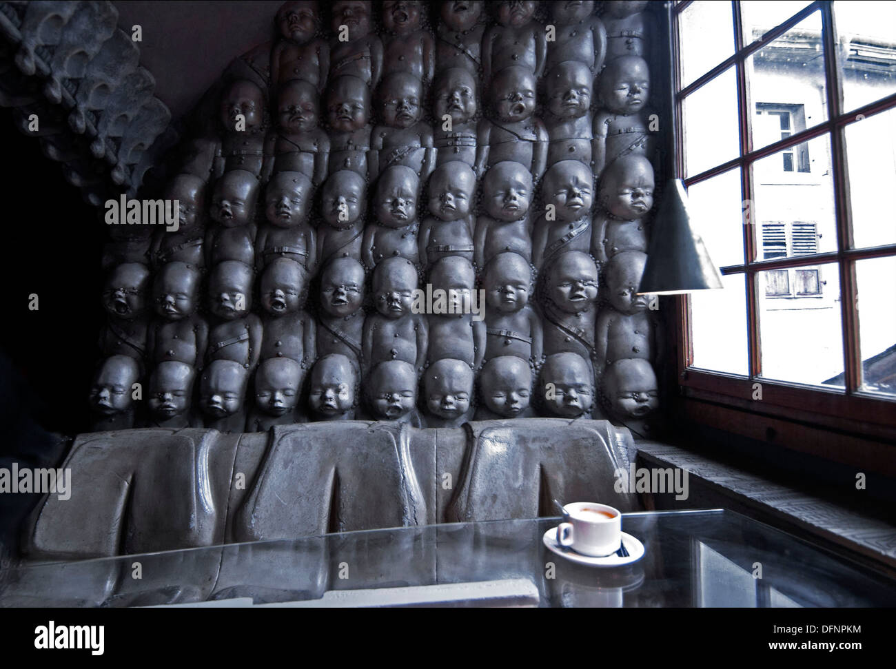 Intérieur de H R Giger Bar Musée à Gruyères, bar a été conçu et ...