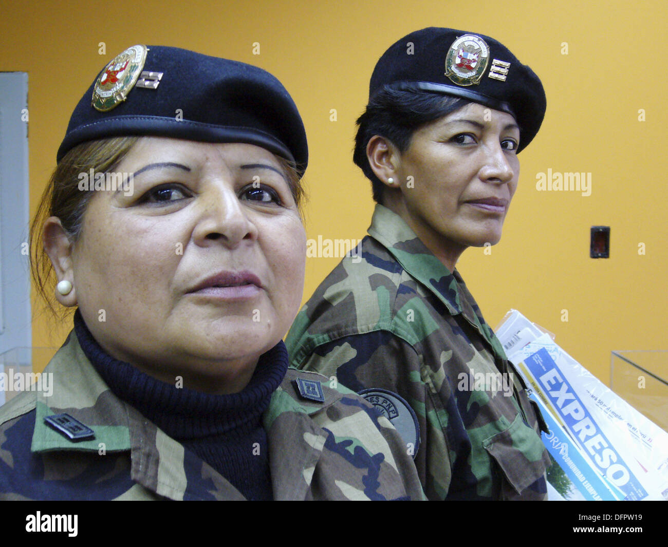 Peru uniform cop Banque de photographies et d’images à haute résolution ...