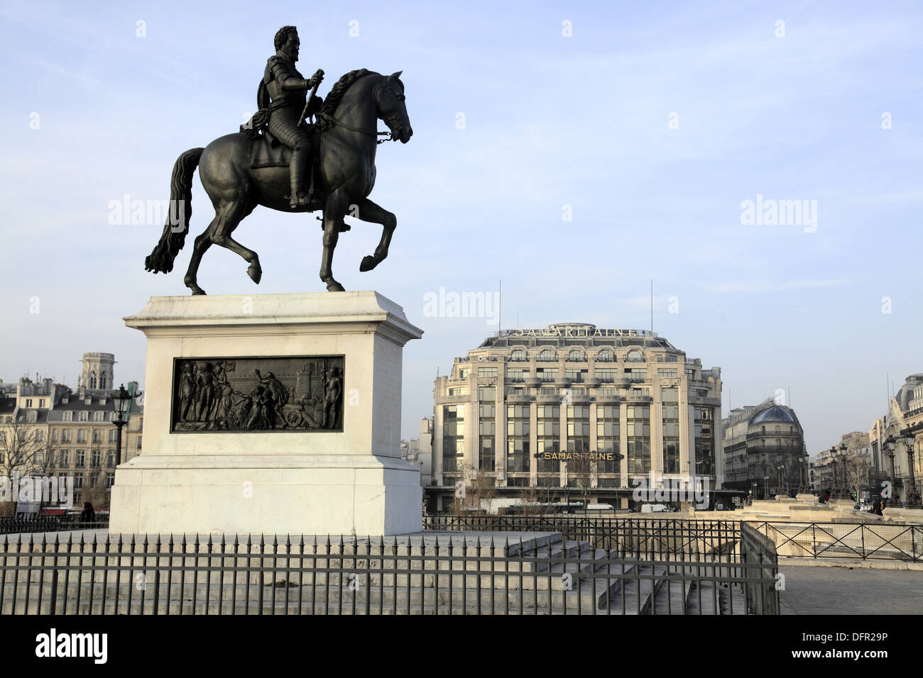La statue équestre du roi Henri IV sur le Pont Neuf Nouveau pont avec ...