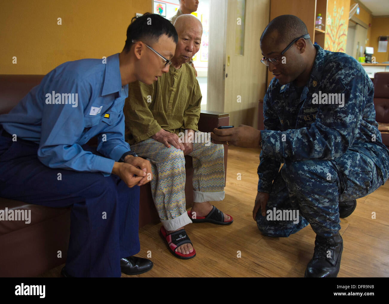 Spécialiste du renseignement en chef Jayson Fuller (droite) affecté à l ...