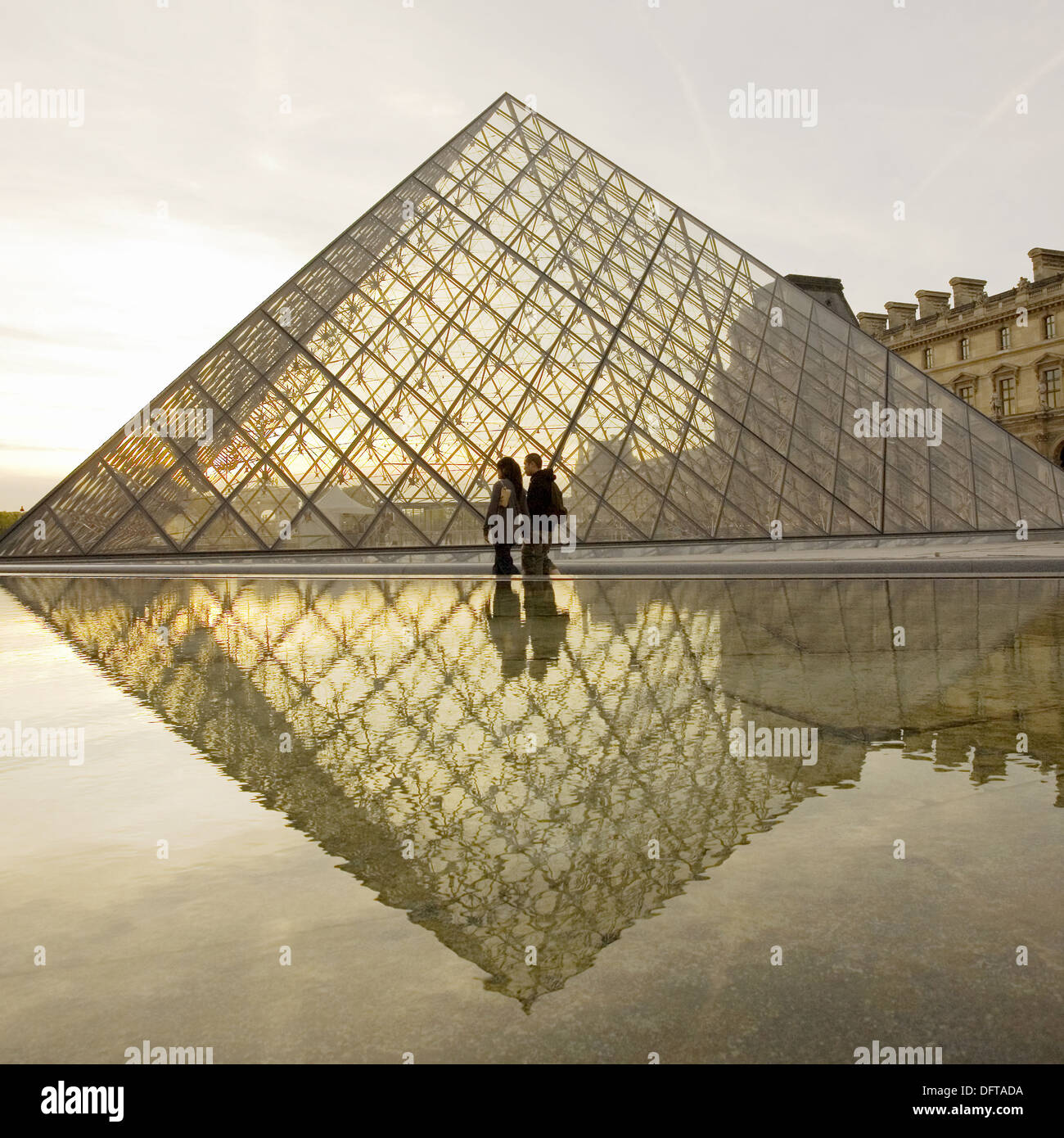 La nouvelle entrée du musée du Louvre, une structure pyramidale en ...