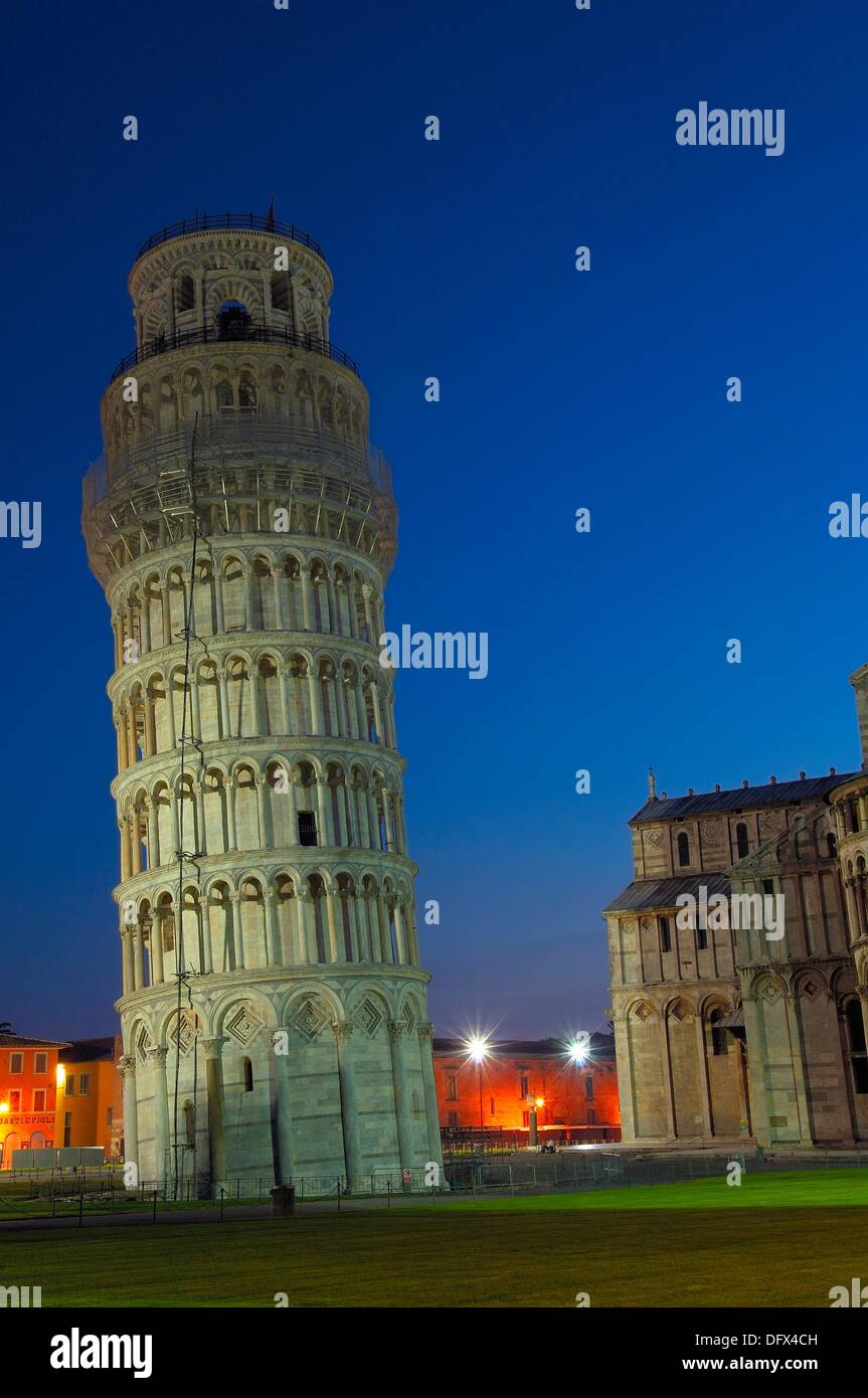 La Tour Penchée de Pise, au crépuscule, la Piazza del Duomo, la place ...