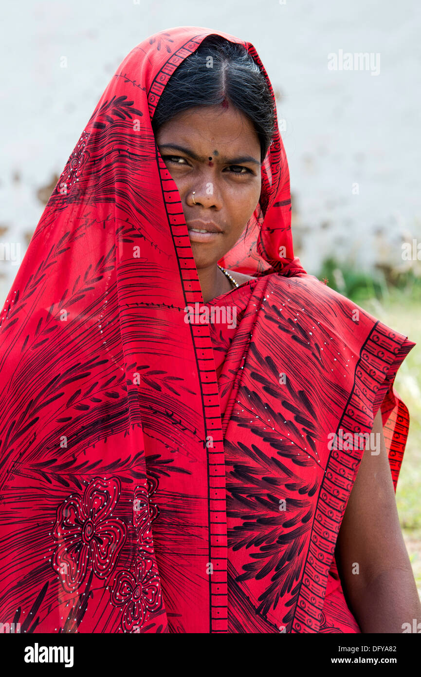 Sari rouge Banque de photographies et d’images à haute résolution - Alamy