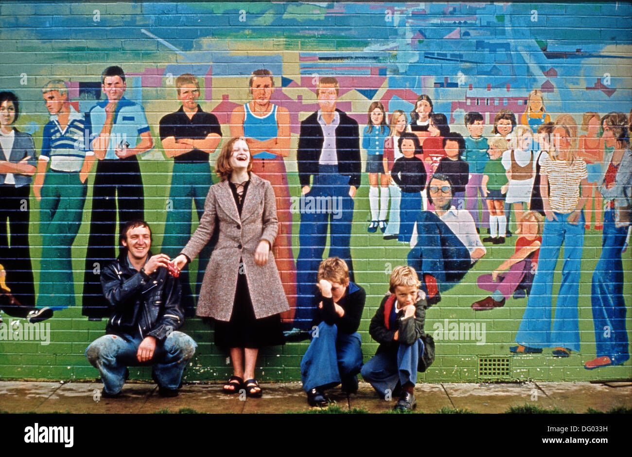 Artiste Lancashire Walter Kershaw avec les enfants posent devant un ...