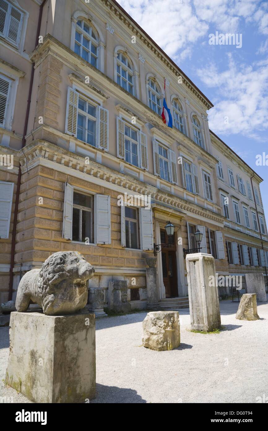 Croatia istria pula archaeological museum Banque de photographies et d ...