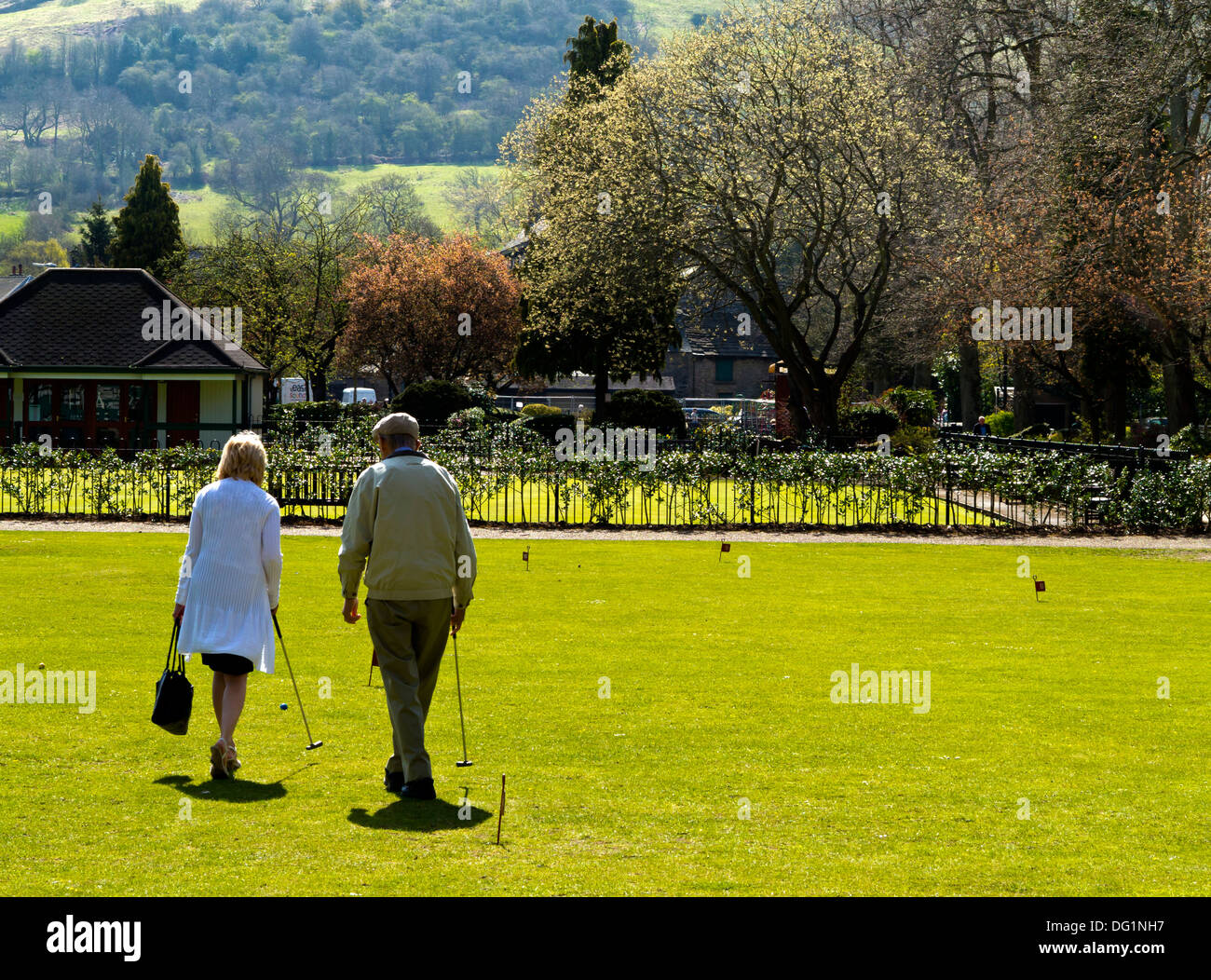 Elderly couple playing golf Banque de photographies et d’images à haute ...