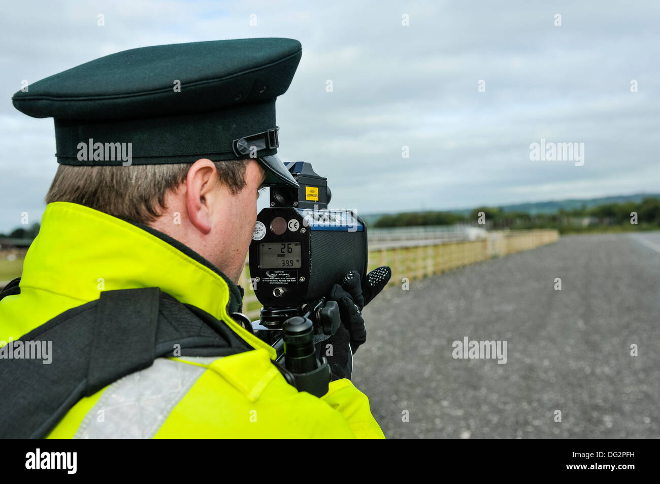 Policier Et Pistolet Radar Banque d'image et photos - Alamy