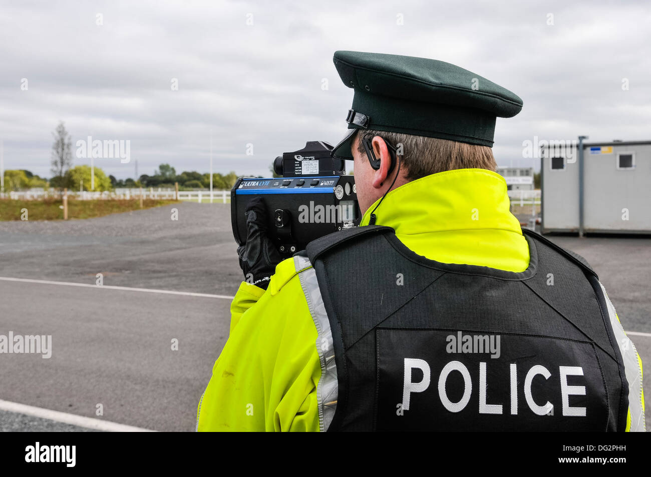 Policier Et Pistolet Radar Banque d'image et photos - Alamy