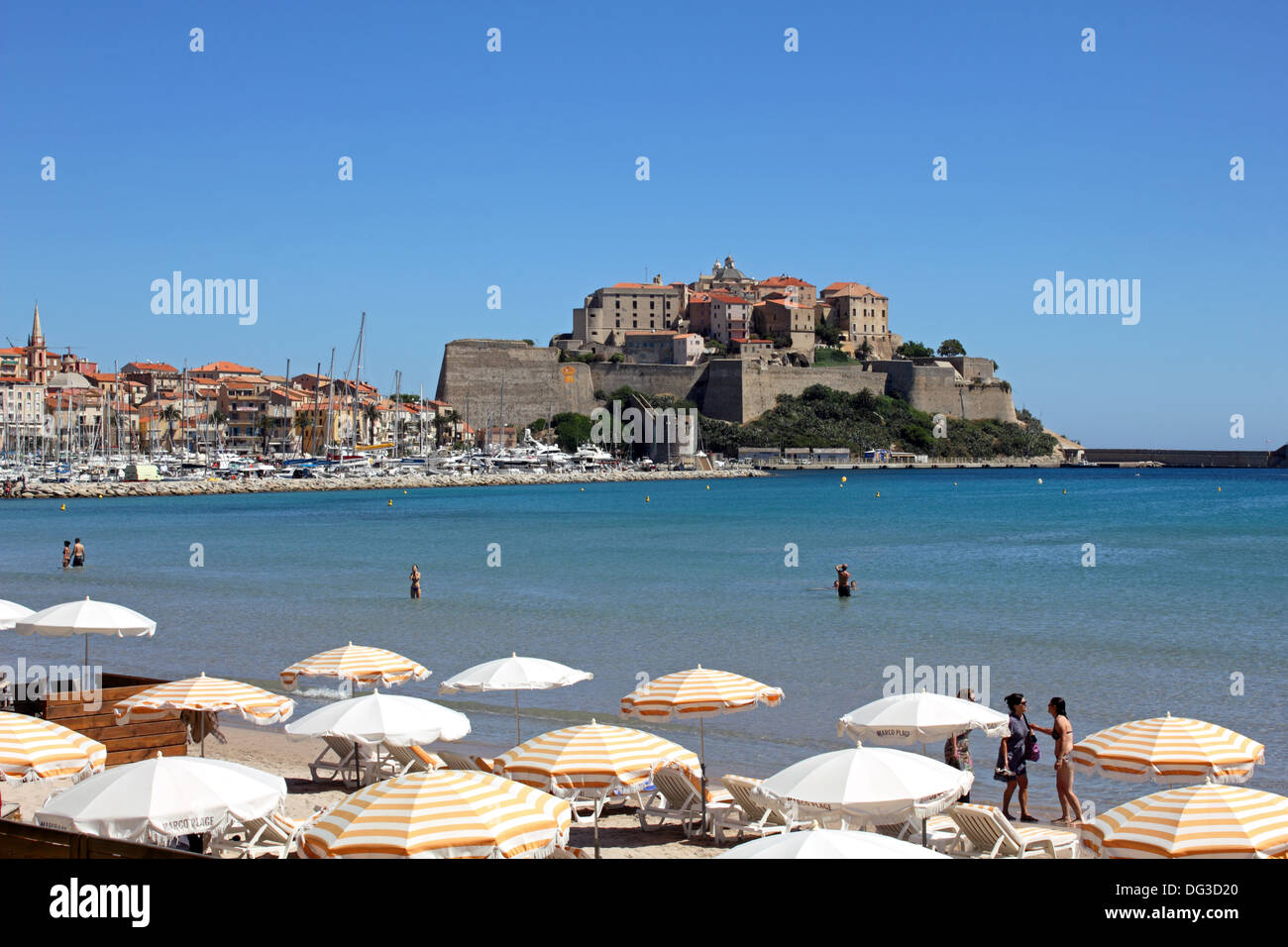 Calvi corsica beach umbrellas Banque de photographies et d’images à ...