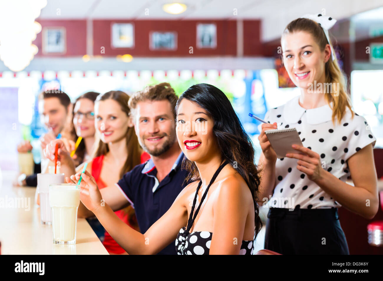 Des amis ou des couples eating fast food et de boire des milk-shakes ...